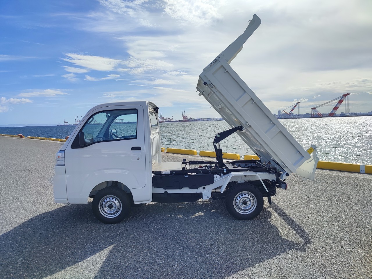 2023 Daihatsu Hijet HD Dump, 5-Speed with High/Low Range Diff Lock ...